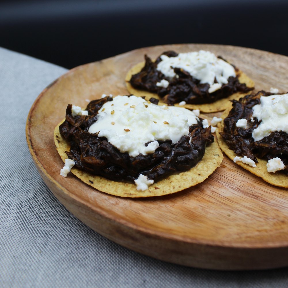 Receta de tostadas de pollo con mole